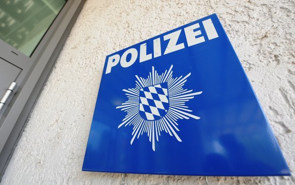 Polizist nach Rede auf Corona-Demo in Kritik Polizist nach Rede auf Corona-Demo in Kritik