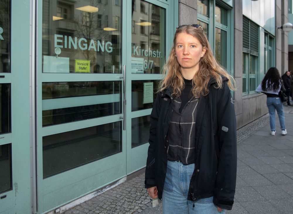 Nach Klebeaktion an Gemälde-Rahmen Haftstrafe für Klimaschützerin