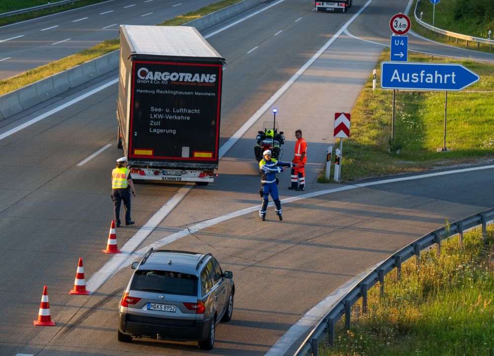 Lkws auf die Autobahn zurückschicken