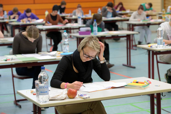Abiturprüfungen starten zum ersten Mal mit länderübergreifenden Tests